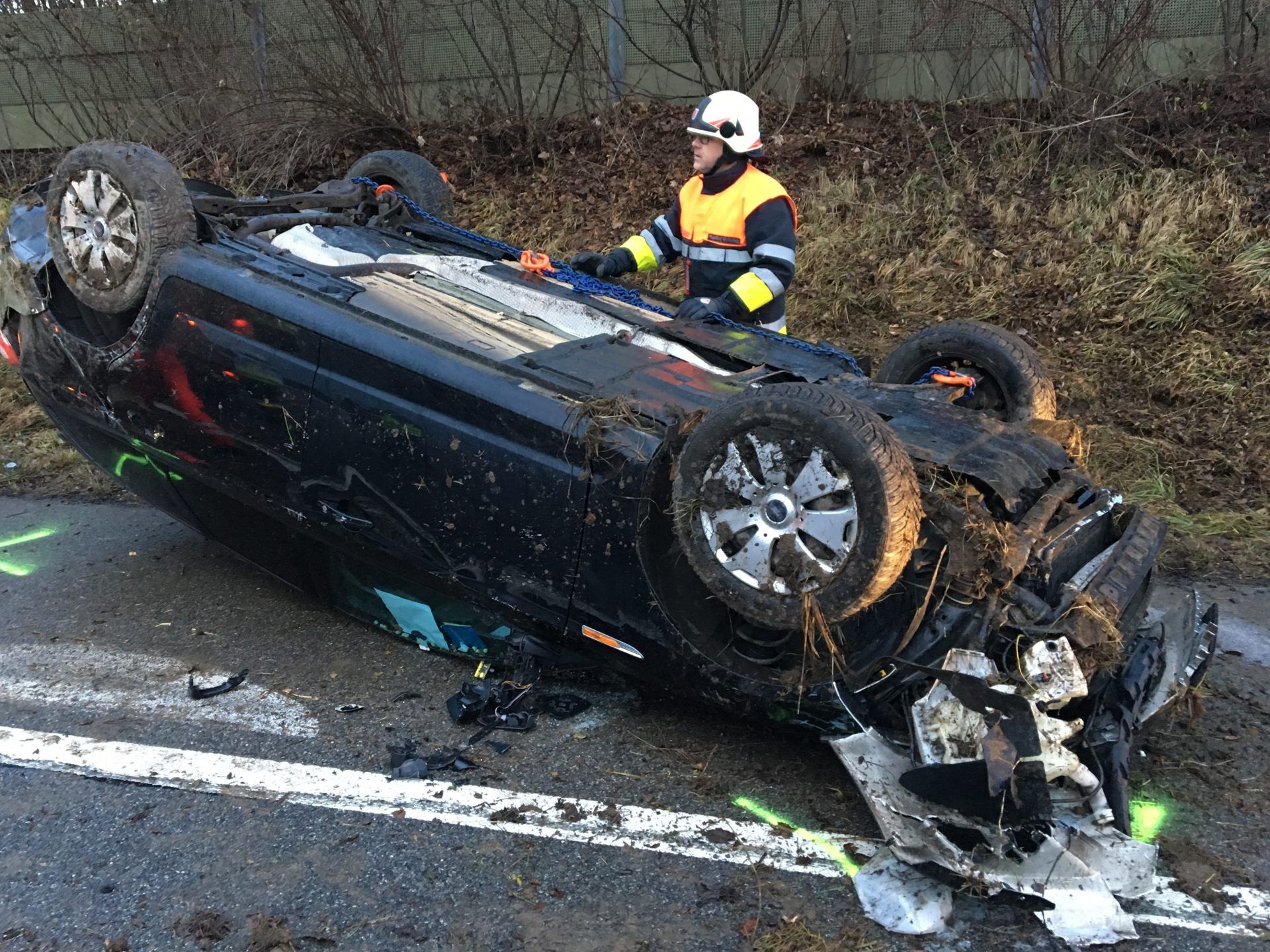 Auto landet auf A 14 auf dem Dach – Zwei Verletzte - Vorarlberg -- VOL.AT