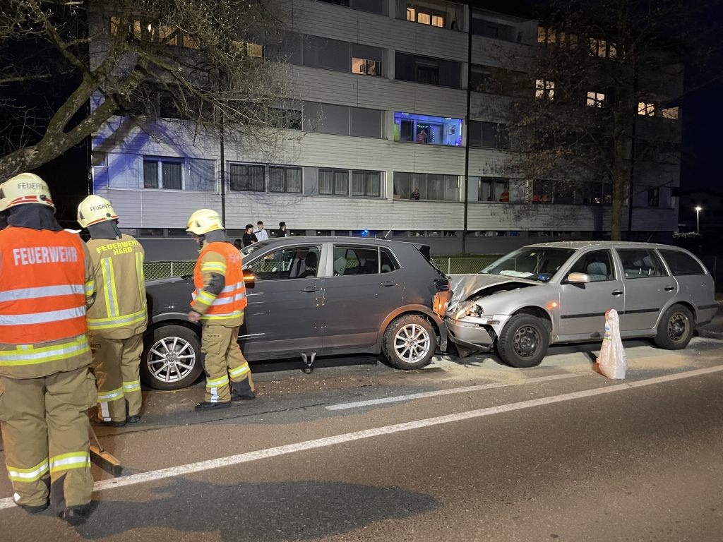 7 Verletzte bei Auffahrunfall in Hard - Hard | VOL.AT