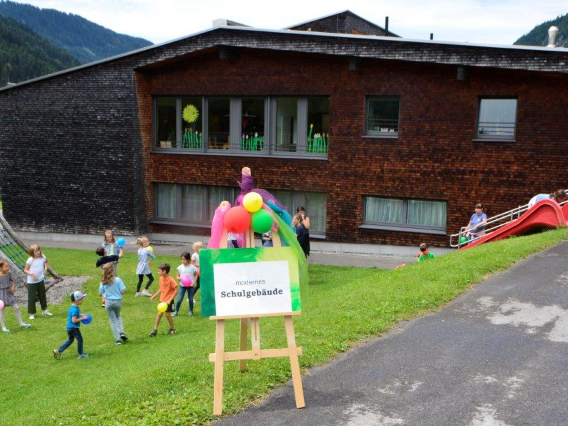 Hinter den Kulissen: Kleinschule in Wald sperrt kurz wieder auf - V+ -- VOL.AT