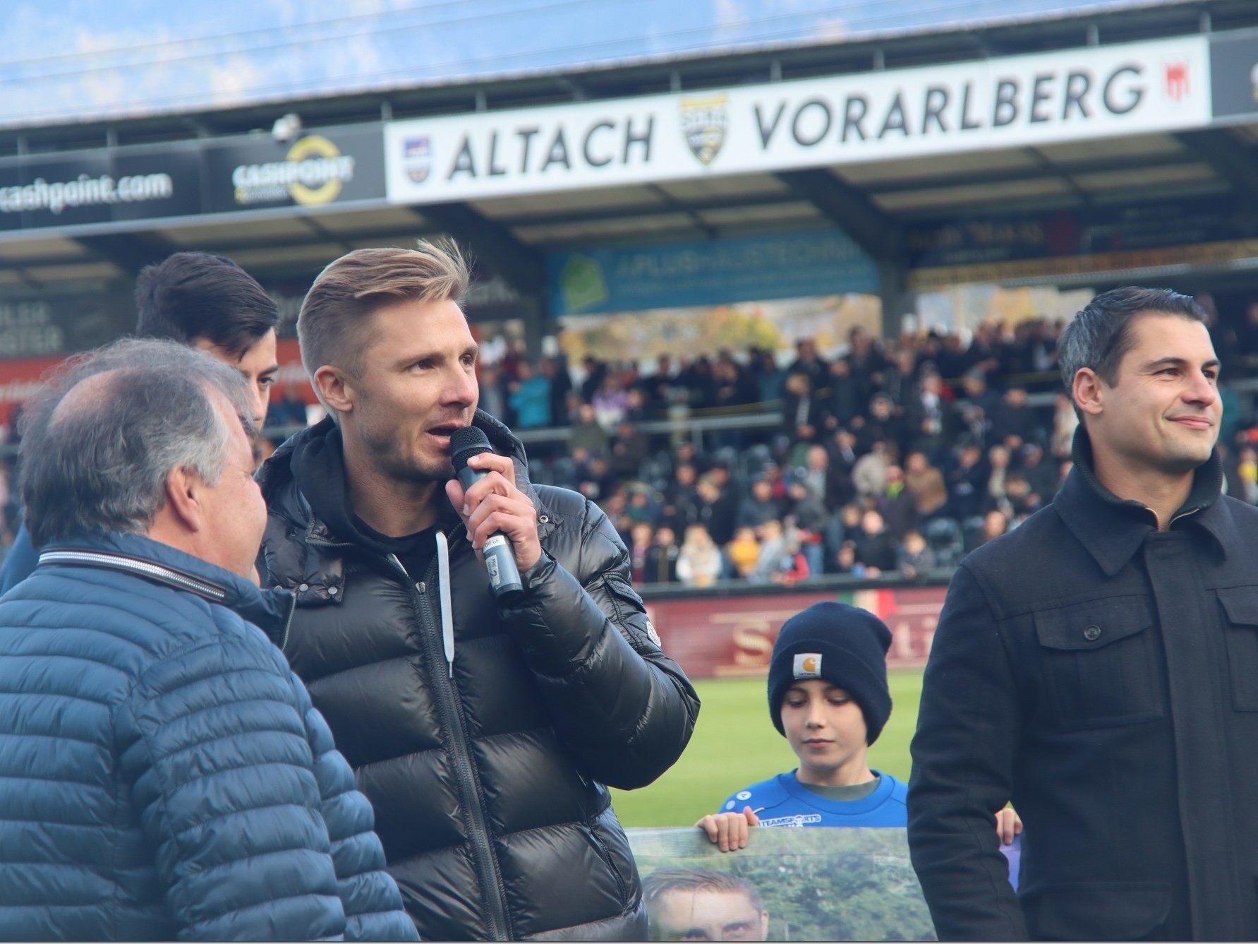 Netzer und Kobras von 7200 (!) Fans gebührend verabschiedet - VOL.AT