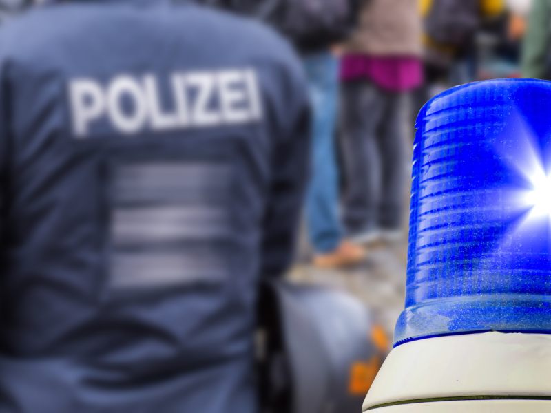 Zwei Mädchen auf Schulweg mit Messer angegriffen - Deutschland -- VOL.AT