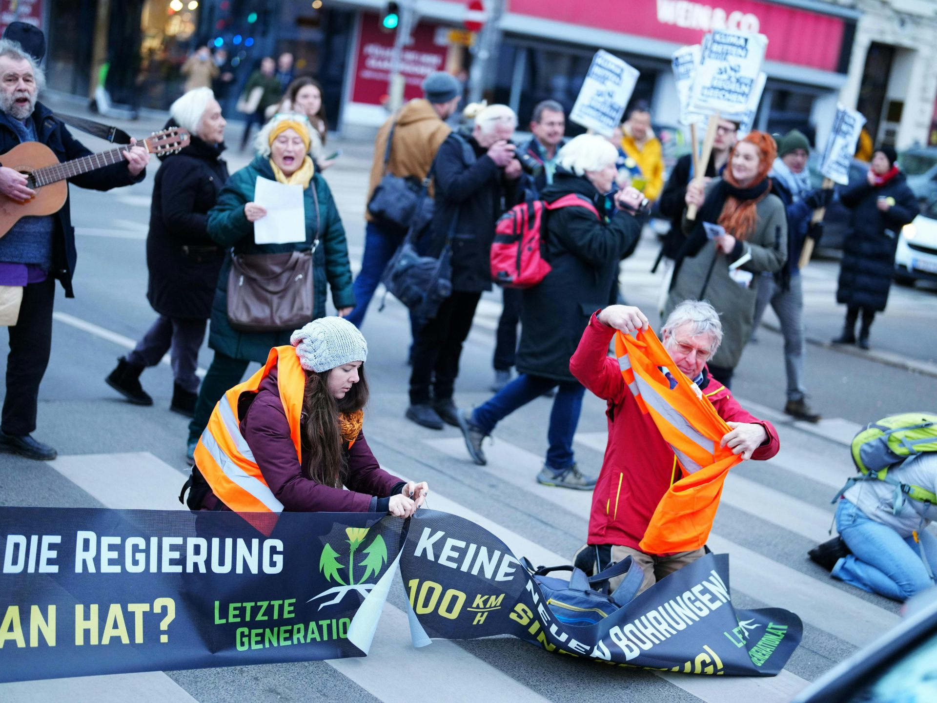 “Letzte Generation”: Klima-Kleber legen den Verkehr wieder lahm - Klima -- VOL.AT