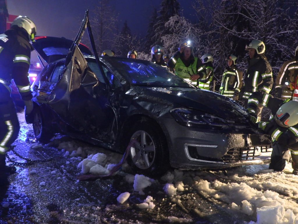 Alko-Lenker stürzt mit Auto auf Bahntrasse - Andelsbuch | VOL.AT