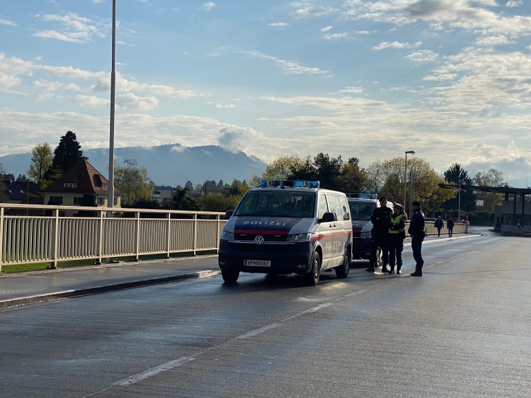 Klimakleber legen Verkehr bei Grenzübergang Au/Lustenau lahm - VOL Homepage Slider -- VOL.AT