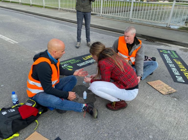 Klimakleber legen Verkehr bei Grenzübergang Au/Lustenau lahm - VOL Homepage Slider -- VOL.AT