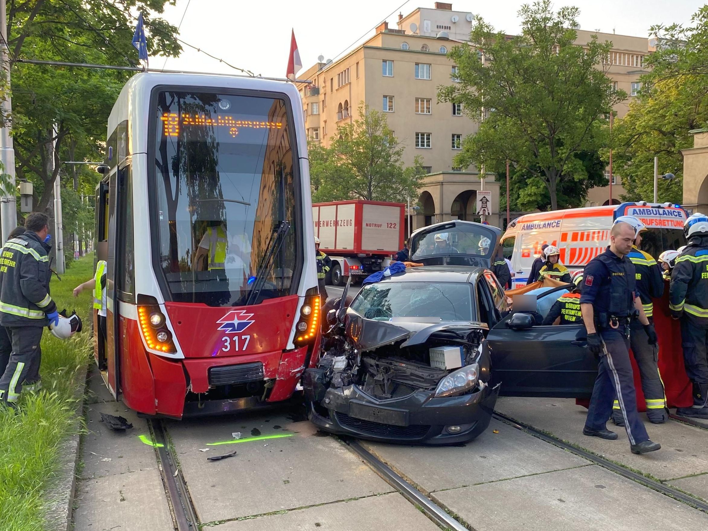 Drogen-Lenker kracht in Straßenbahn: Zwei Schwerverletzte - VOL.AT
