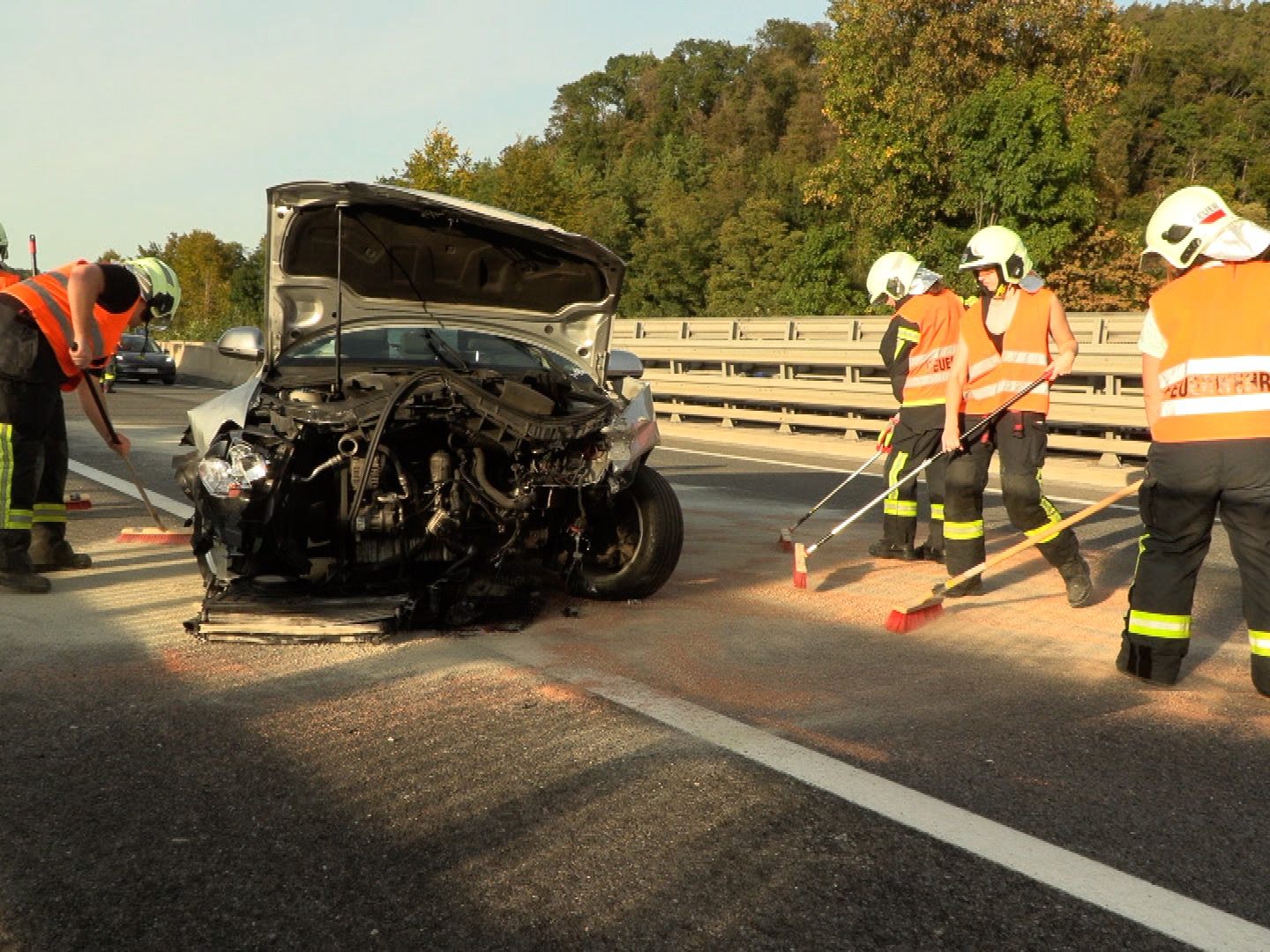 Zwei Personen bei Unfall auf der A14 verletzt - VOL.AT