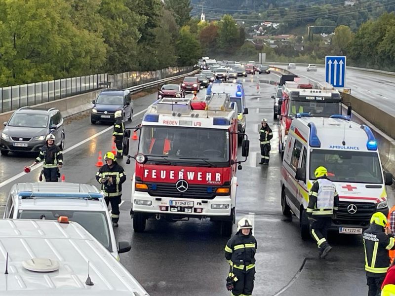 Schwerer Unfall auf A14: Zwei Verletzte und mangelnde Rettungsgasse - V+ -- VOL.AT