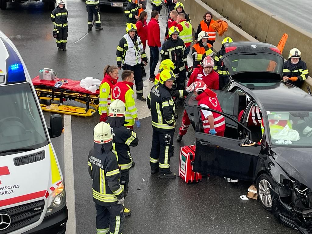 Schwerer Unfall auf A14 Höhe Wolfurt – zwei Personen verletzt - VOL.AT