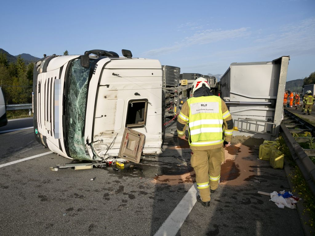 Schwerer Lkw-Unfall: Sand-Chaos auf der A14 - Vorarlberg -- VOL.AT