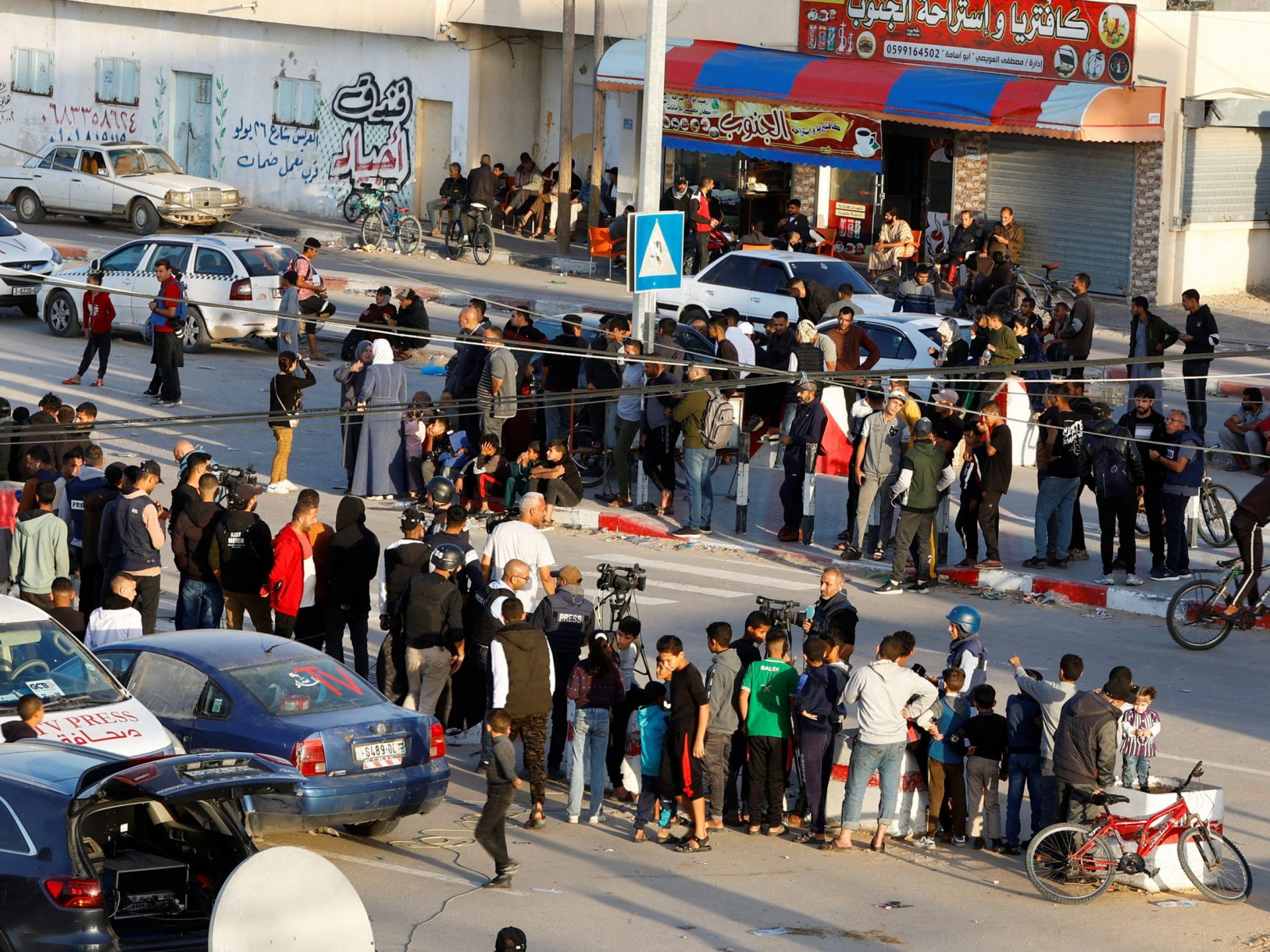 Hamas lässt Geiseln frei – Livestream vom Grenzübergang Rafah - Krieg in Israel -- VOL.AT