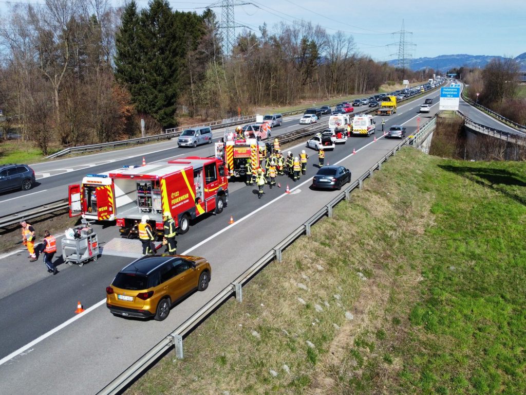 Videos und Bilder: Feuerwehreinsatz nach Unfall auf der A14 – Massiver Stau - V+ -- VOL.AT