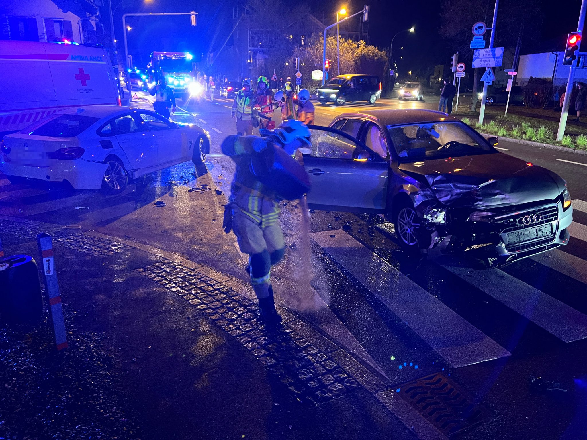 Zwei Pkw kollidierten auf der L203: Schwerer Unfall in Lustenau - Hohenems -- VOL.AT