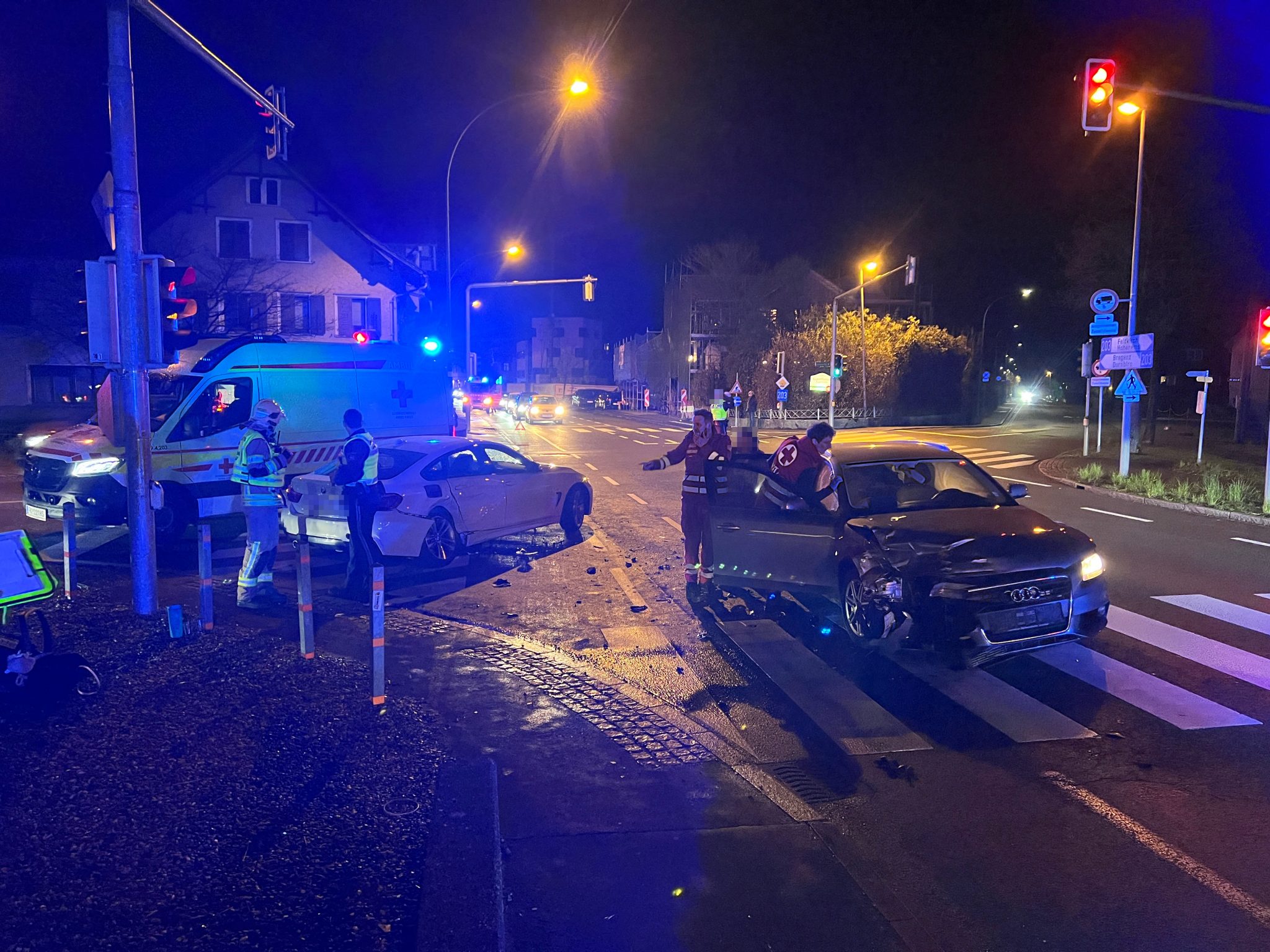 Zwei Pkw kollidierten auf der L203: Schwerer Unfall in Lustenau - Hohenems -- VOL.AT