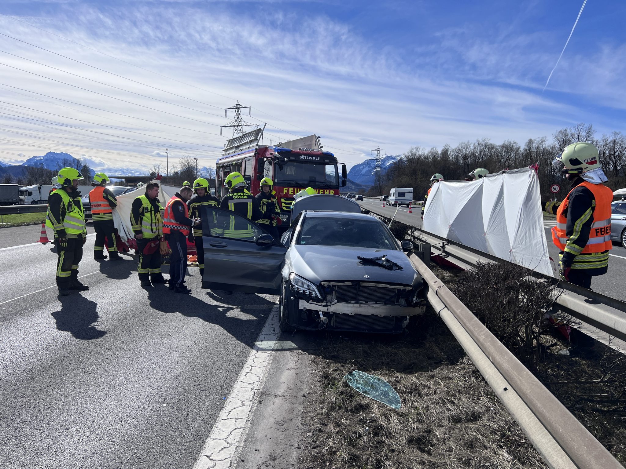 Videos und Bilder: Feuerwehreinsatz nach Unfall auf der A14 – Massiver Stau - V+ -- VOL.AT