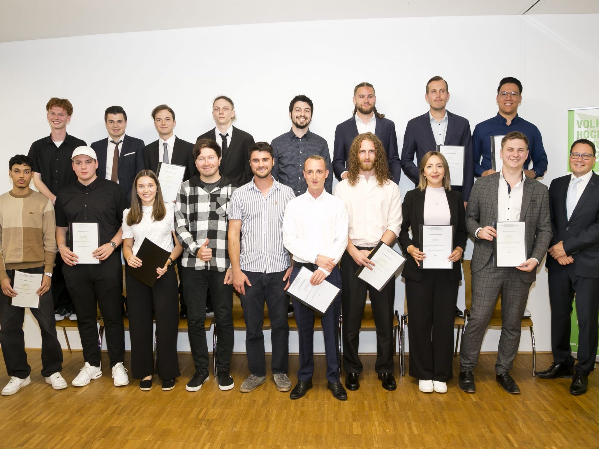 41 Berufsreifeprüfungsabsolvent:innen erhielten ihre Maturazeugnisse - Götzis | VOL.AT