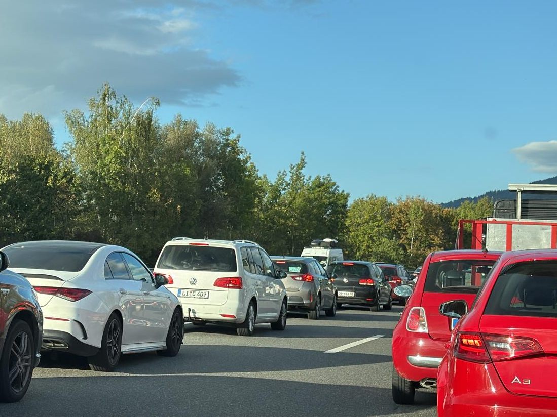 Massiver Stau Auf Der A14 Wegen Deutscher Baustelle VOL AT Massiver Stau Auf Der A14 Wegen Deutscher Baustelle VOL AT
