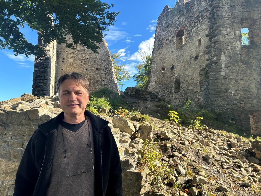 Raimund Rhomberg: Der Detektiv auf der Burgruine Alt-Ems - VOL.AT