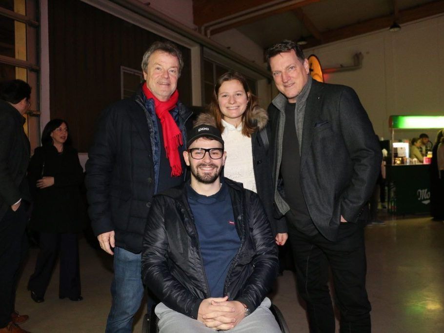 Lustenauer Derby FCL vs Austria: Flugzeug und Oldies eröffnen Raiffeisen Charity-Cup - VOL.AT